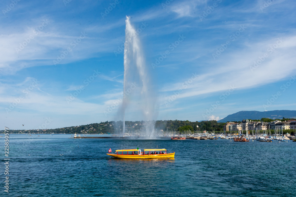 Foto de The Jet d'eau, landmark of the city of Geneva, with a yellow taxi boat in front. 500l ...