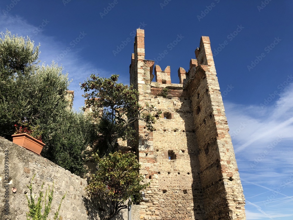 Ruine, Turmruine, Turm, Burg, Schloss Zinnen am Gardasee Stock Photo ...