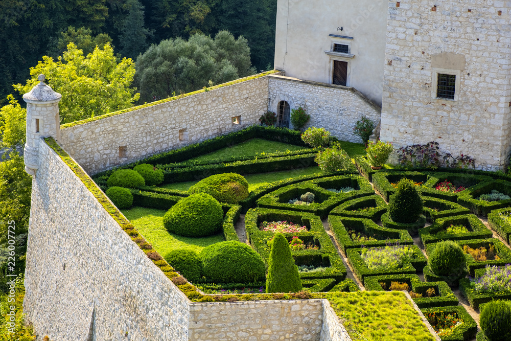 Fotka „Pieskowa Skala, Poland - Inner gardens of historic castle ...