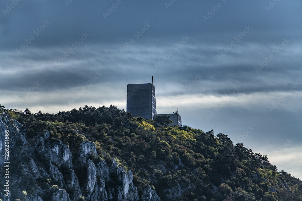 Santuario nazionale di Monte Grisa a Trieste, al tramonto, con un cielo ...