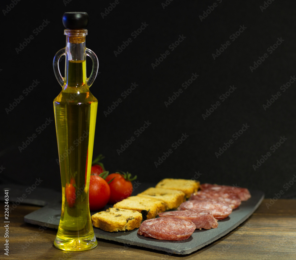 Tabla de embutido español con pan, tomate y aceite de oliva Photos ...