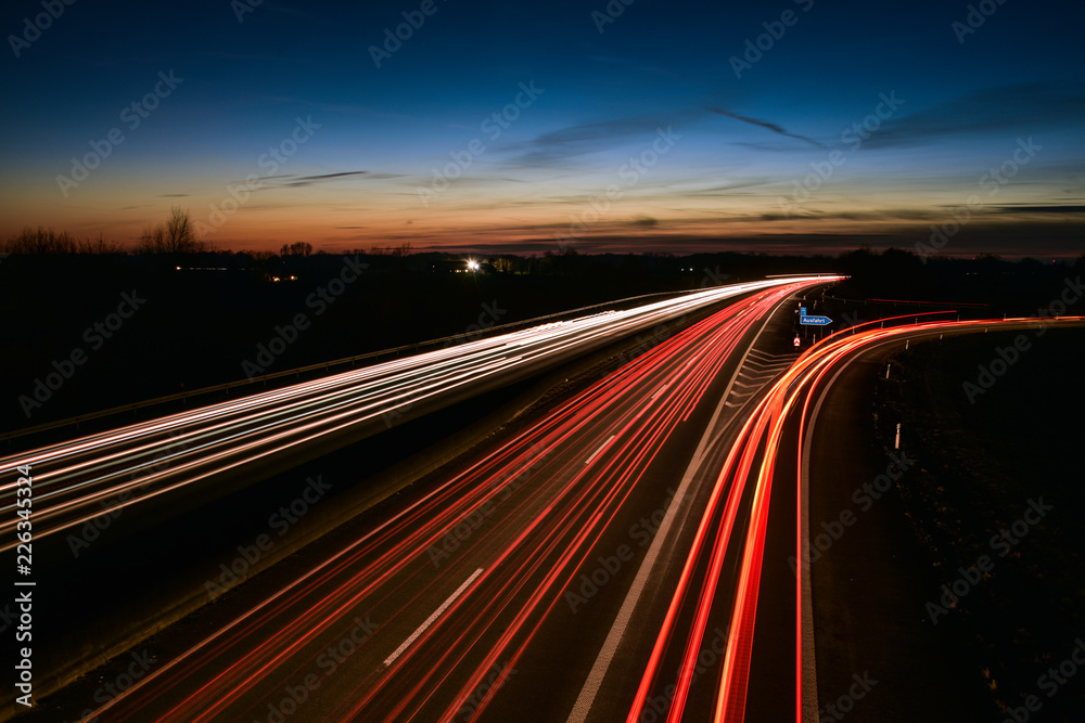Fotografia do Stock: Langzeitbelichtung in der Nacht auf der Autobahn ...