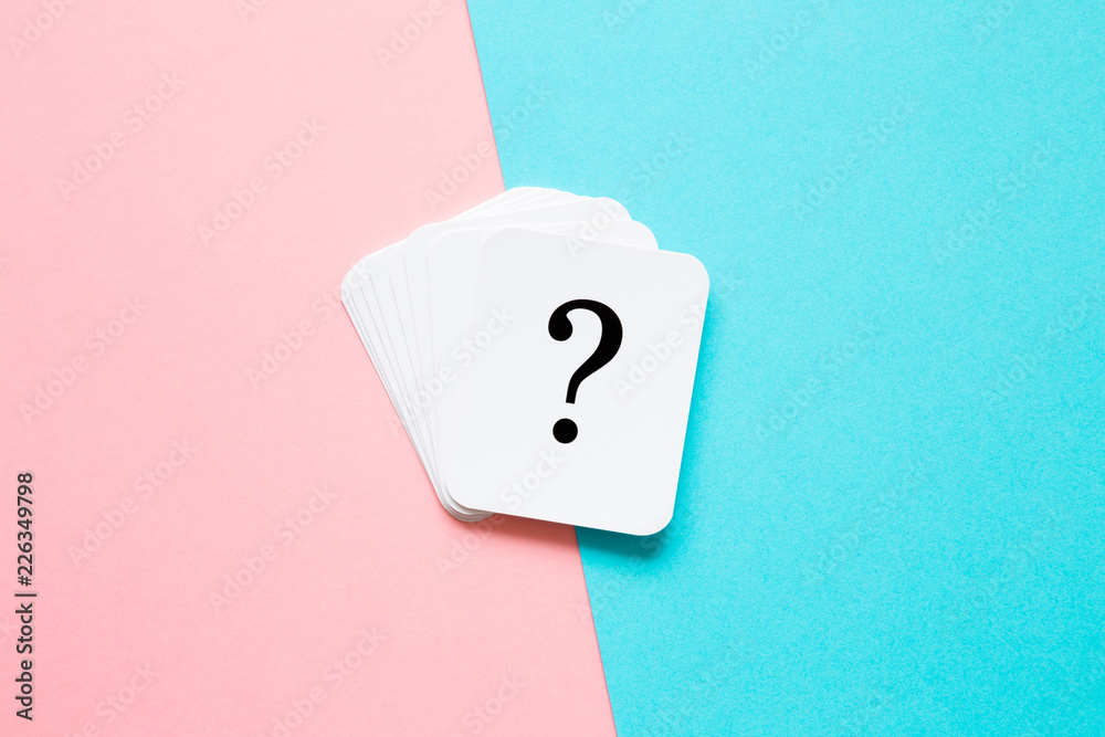 Foto Stock Card of question mark on pastel pink and turquoise blue ...