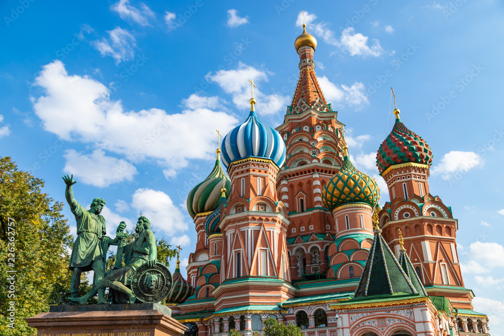 Saint Basils cathedral and monument to Minin and Pozharsky on Red ...