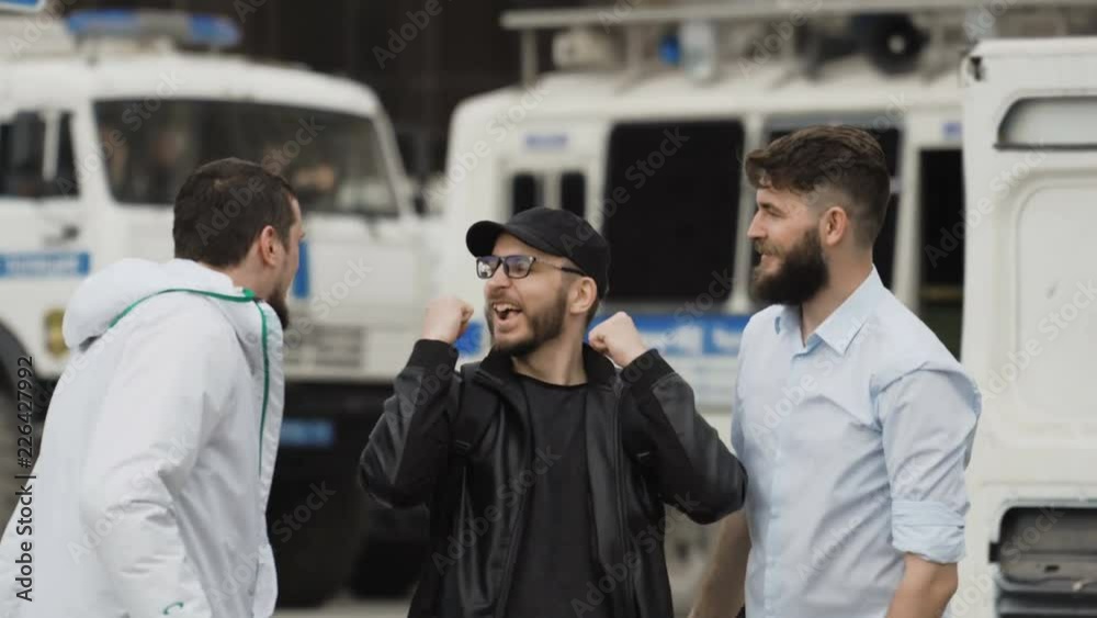 Vídeo do Stock: European guys are happy about winning football on ...