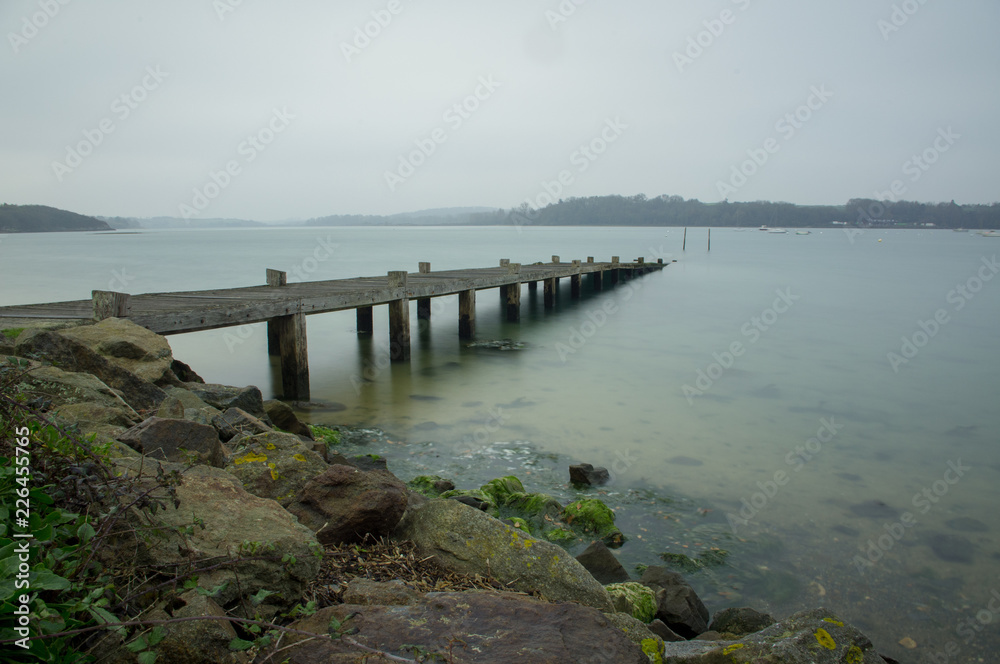 Ponton en bois du Vallion dans le bassin maritime de la Rance à Saint ...