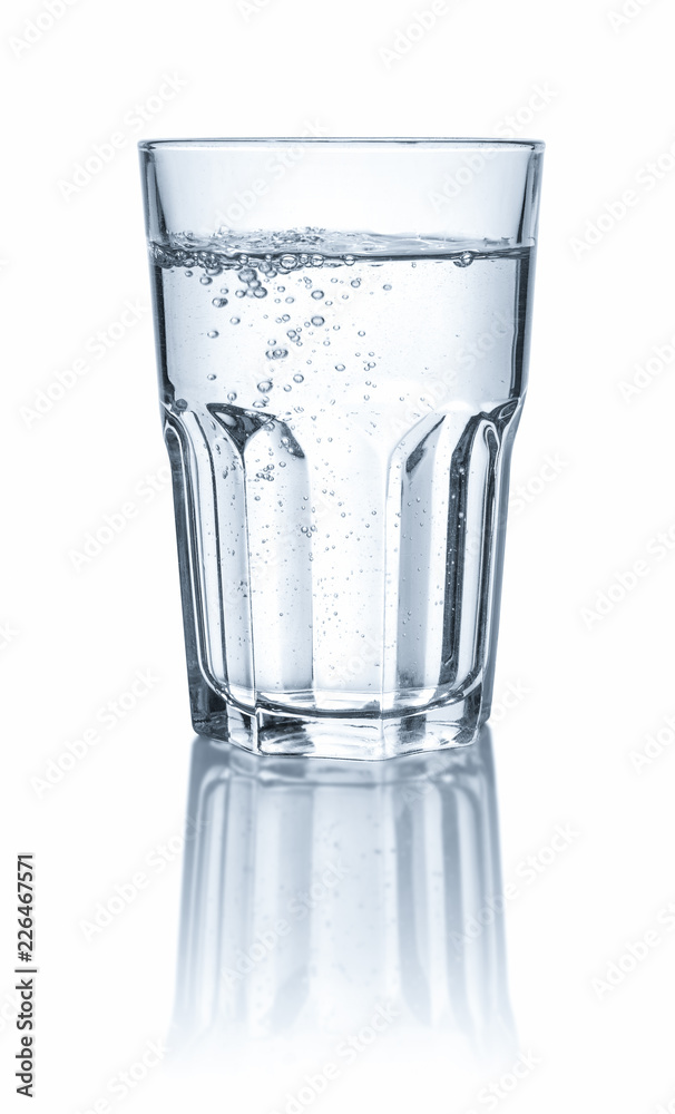 Freigestelltes Wasserglas Stock-Foto | Adobe Stock