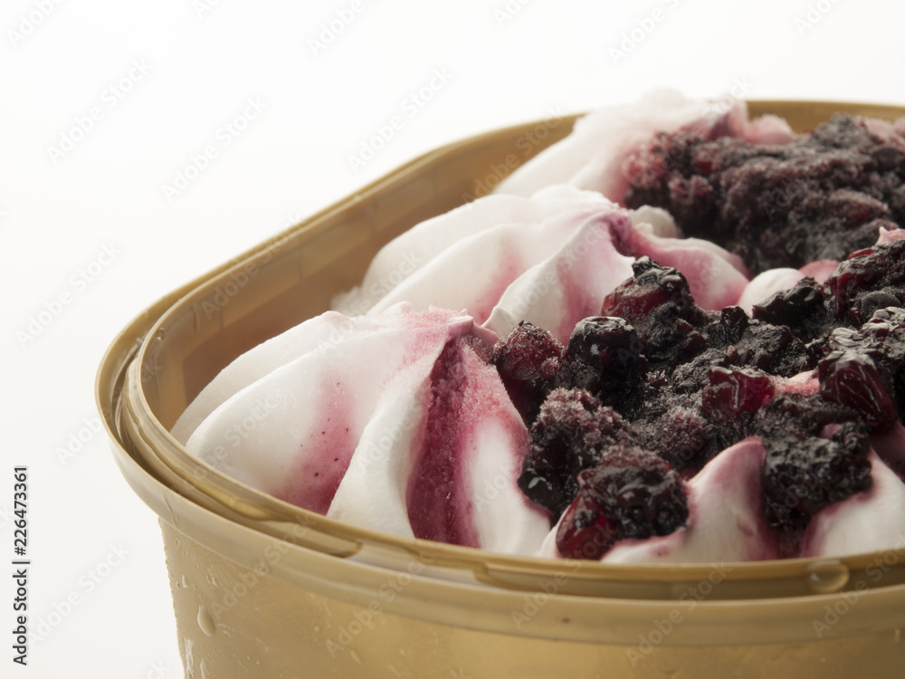 Detalle de un tarro relleno de helado de fresa y nata Stock Photo ...