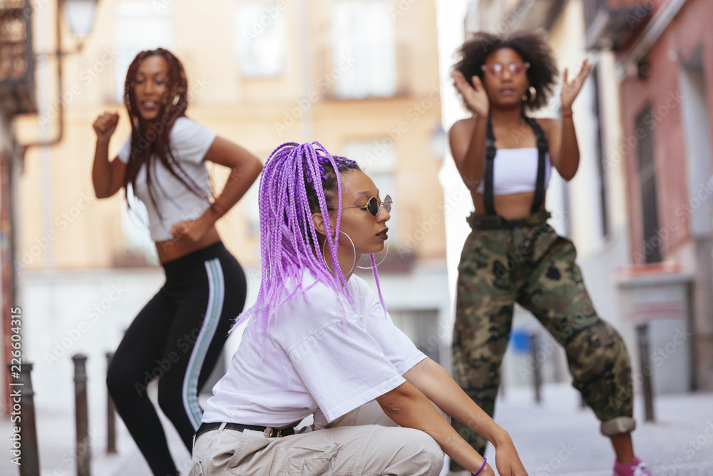 Foto de african american women dancing hip hop do Stock | Adobe Stock