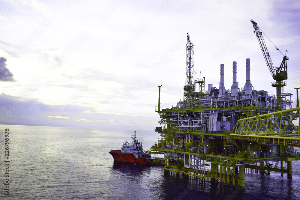 Cargo being loaded from a offshore platform onto a supply vessel 스톡 사진 ...