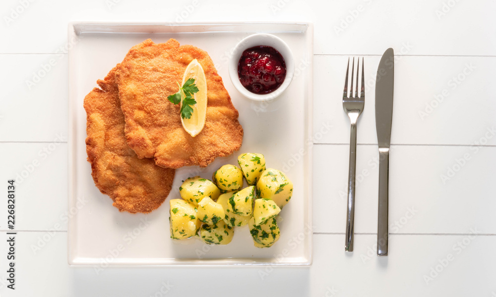 original Wiener Schnitzel mit Petersilienkartoffel und Preiselbeeren ...