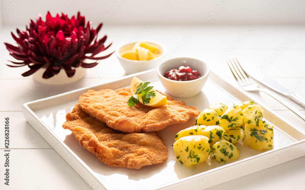 original Wiener Schnitzel mit Petersilienkartoffel und Preiselbeeren ...