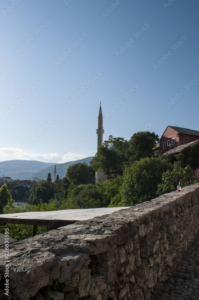 Bosnia: lo skyline tipico di Mostar, la città prende il nome dai ...