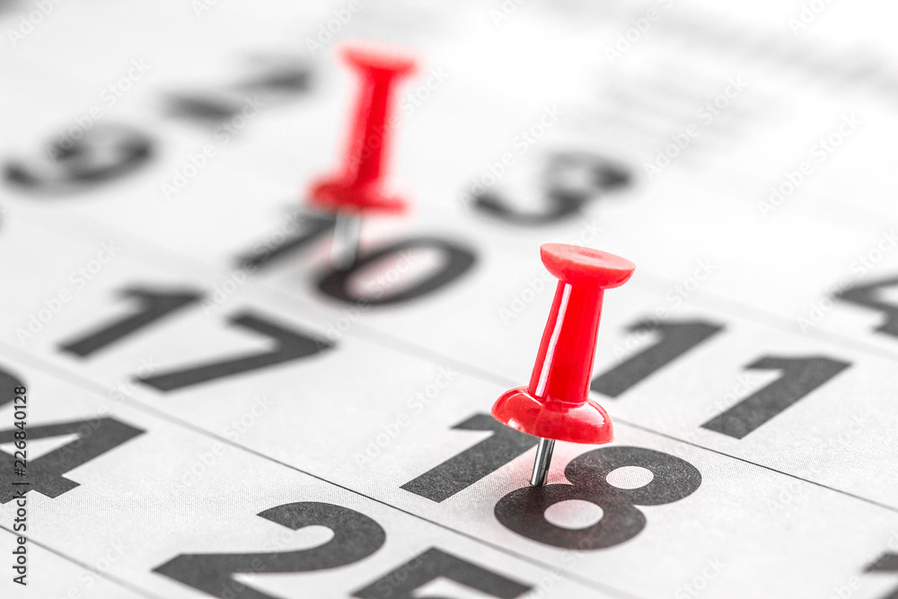 Termin Verwaltung - Mit Push Pin´s markierte Tage im Kalender Stock ...