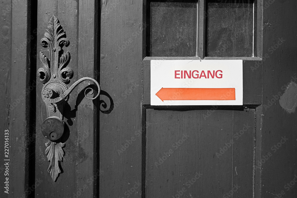 Schild mit dem Wort Eingang an einer Tür in der Altstadt von ...
