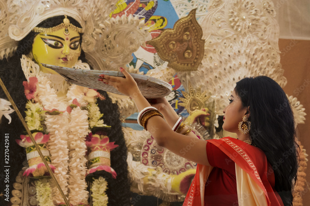 Bengali Married Woman worshipping goddess durga with Bamboo Tray Stock ...