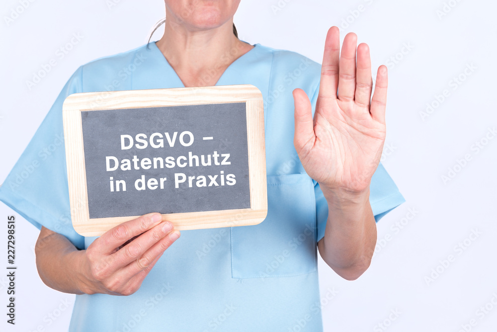 Arzt mit einer Tafel zum Datenschutz DSGVO in der Arztpraxis Stock Photo | Adobe Stock