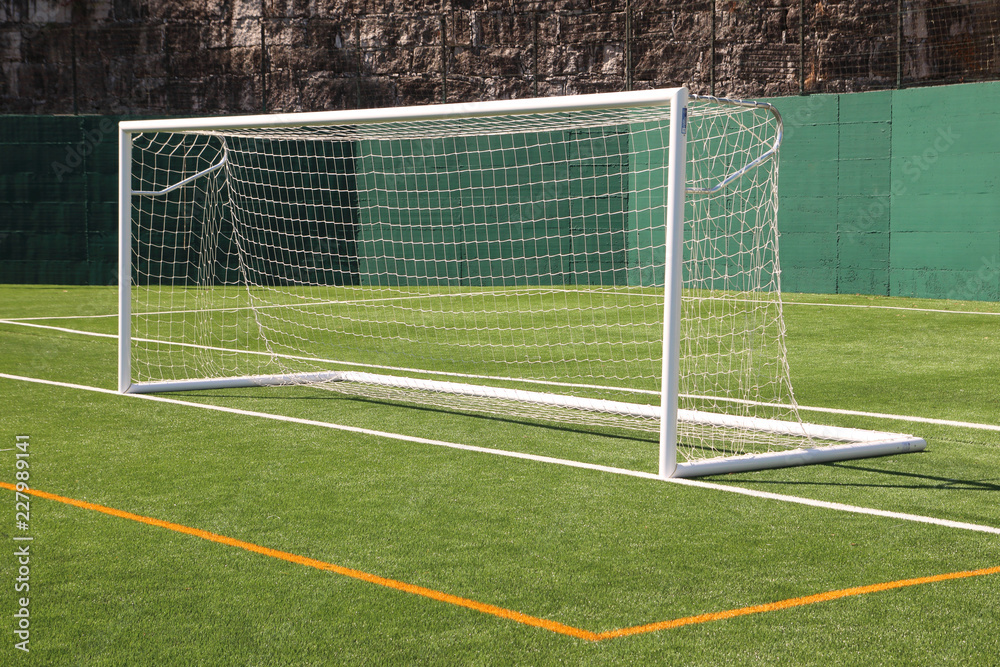 portería en un campo de fútbol de césped artificial Stock Photo | Adobe ...