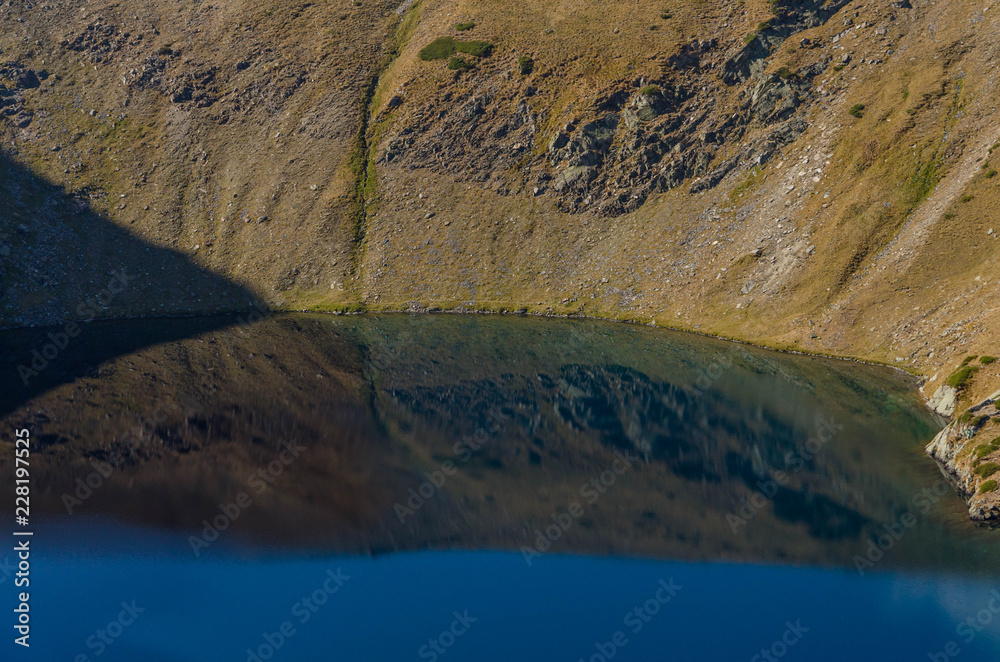 Foto de Mind blowing mirror like lake reflections . Lake Okoto (The Eye ...