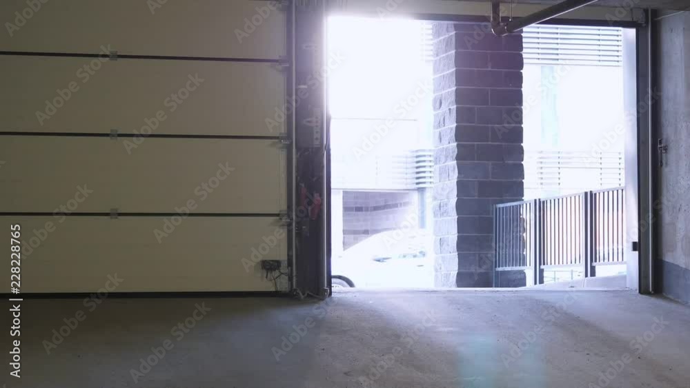 Traffic light is red and doors are close vídeo do Stock | Adobe Stock
