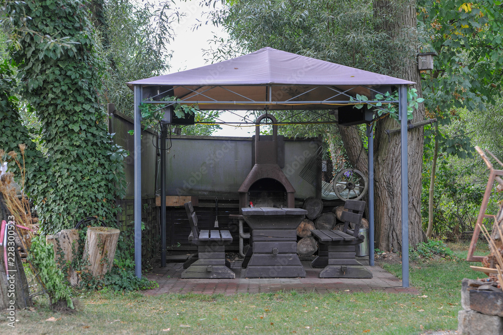 grillplatz grillen bbq rastplatz unterstand bauerngarten garten Stock ...