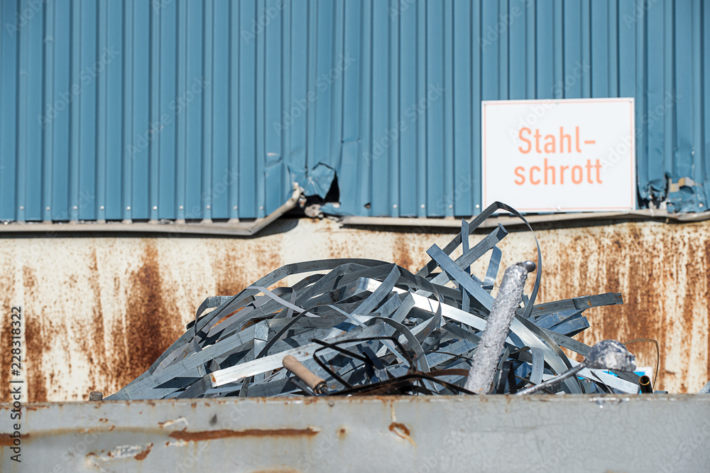 Stahlschrott in Container / Metallschrott Stock-Foto | Adobe Stock
