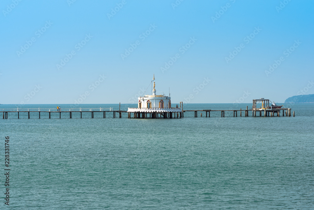 Foto de The circular temple in the sea is part of the Buddhist temple ...