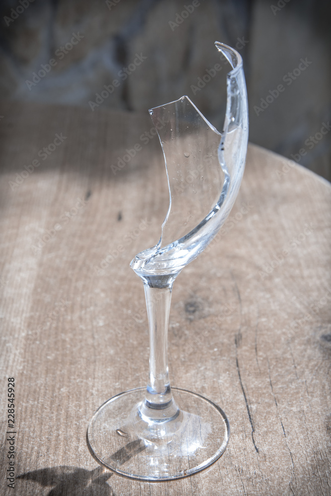 copa de cristal rota, dureza y fragilidad foto de Stock | Adobe Stock