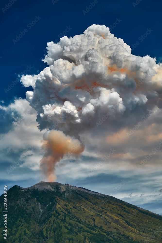 29 June 2018, Bali, Indonesia.Mount Agung volcano dramatic eruption ...