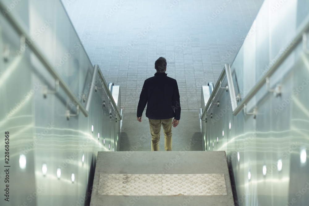 homme escalier ville urbain perspective descendre marcher seul inox ...