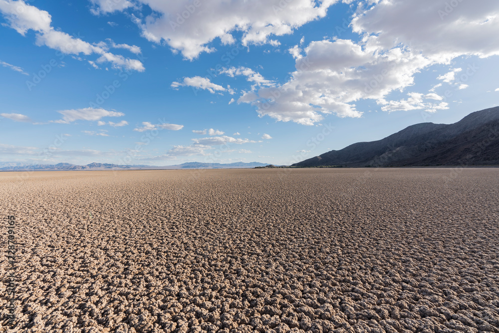 Foto de Dry desert lake at the end of the Mojave river in the Mojave ...