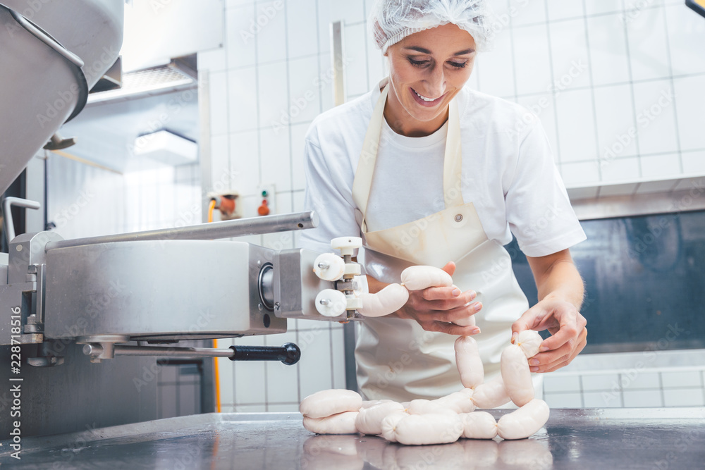 Frau macht Würste in der Fleischerei oder Metzgerei Stock Photo | Adobe ...