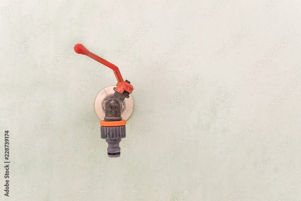 Outdoors wall mounted water level tap. Front view with copy space. foto ...