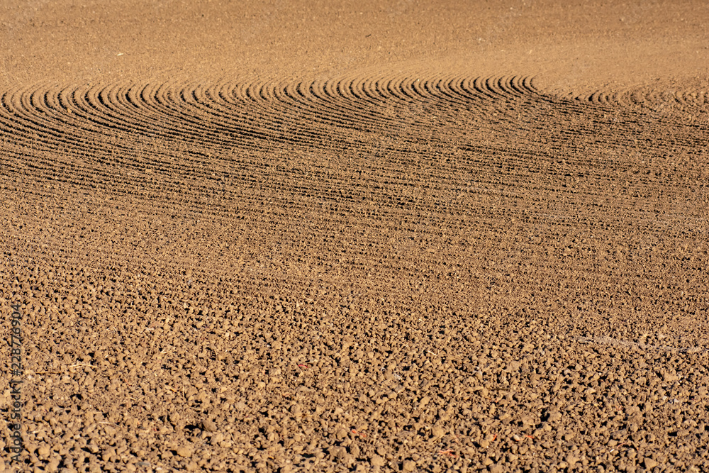 Foto de A close up view of newly tilled soil in a farm field prepared ...