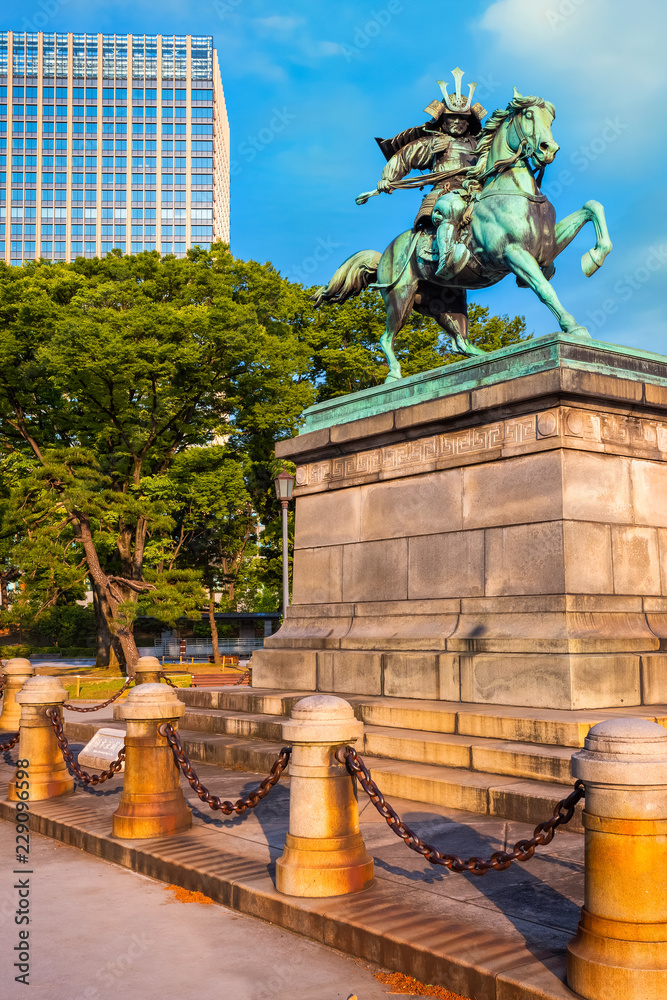 Foto de Statue of the great samurai Kusunoki Masashige, famed Japanese ...