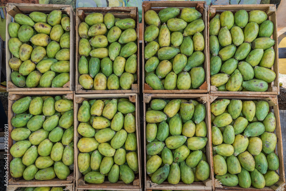 Tunas verdes y rojas huacales de tunas fruta de nopal Stock Photo ...