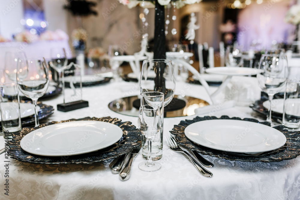 Wedding elegant table setting. Black & white color palette catering ...