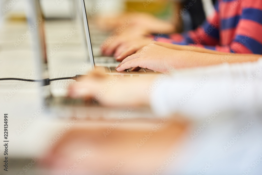 Schüler lernen am Laptop Computer Stock Photo | Adobe Stock