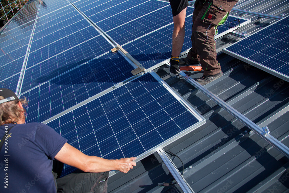 Aufbau einer Photovoltaik- Anlage Stock Photo | Adobe Stock