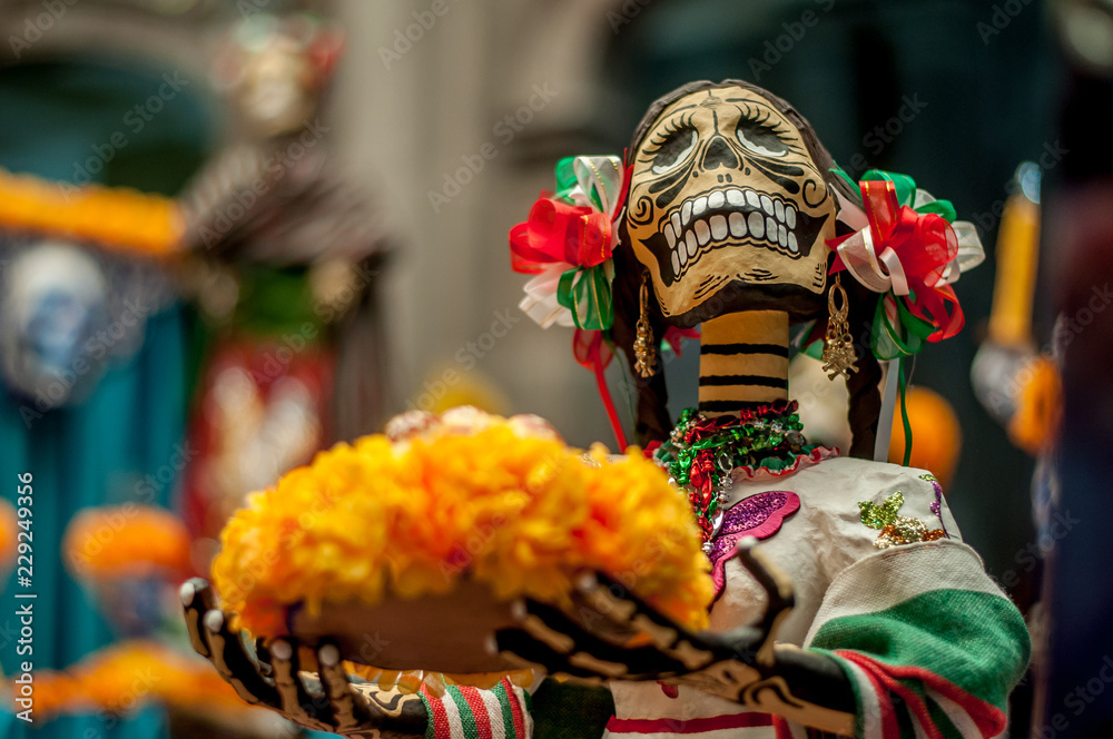 catrina mexicana con moños tricolores y trenzas en una ofrenda y altar ...