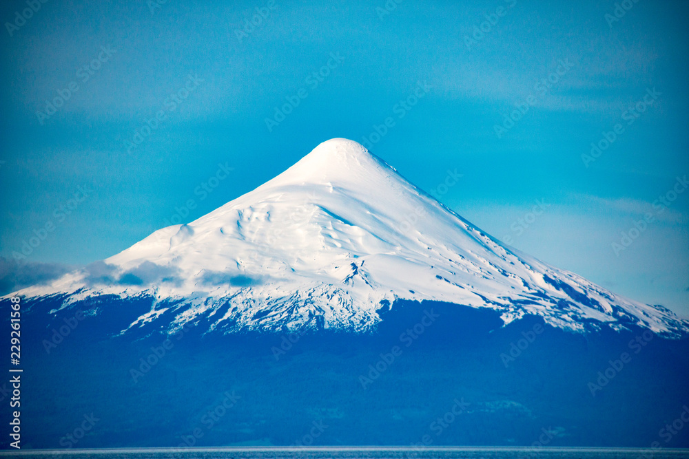 Hermosos volcanes de la Cordillera de los Andes Chile Stock Photo ...