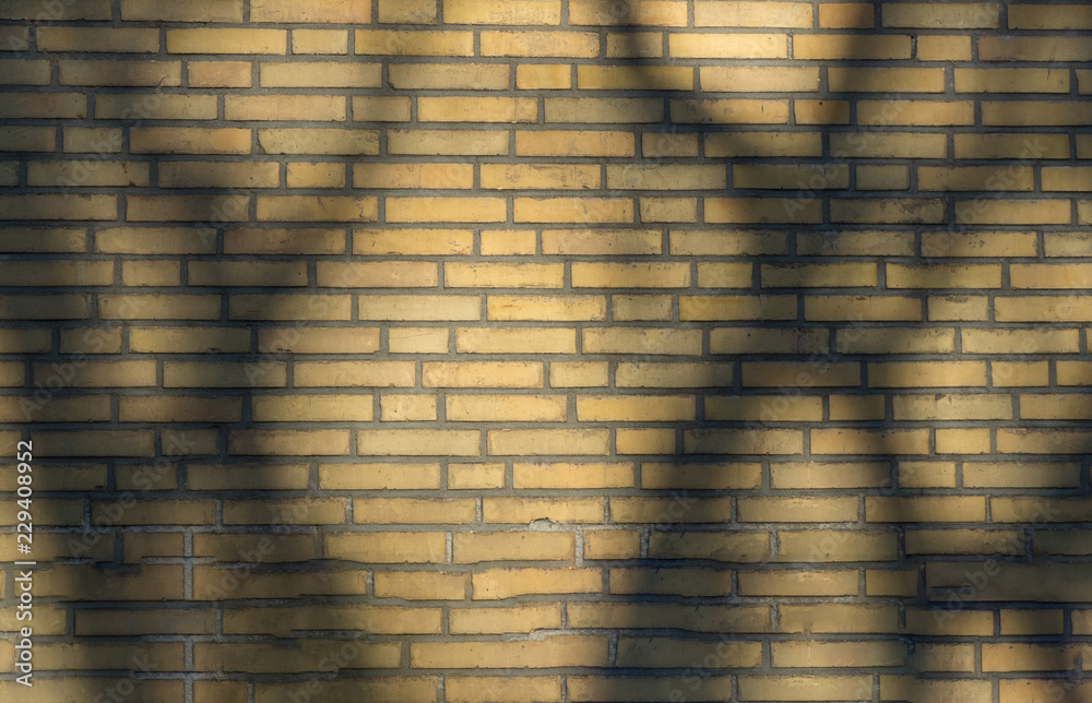 Strukturen und Muster, Klinkerwand mit Schatten Stock-Foto | Adobe Stock