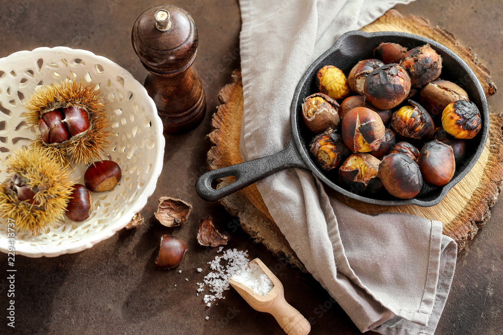 poêle de marrons grillés Stock Photo | Adobe Stock