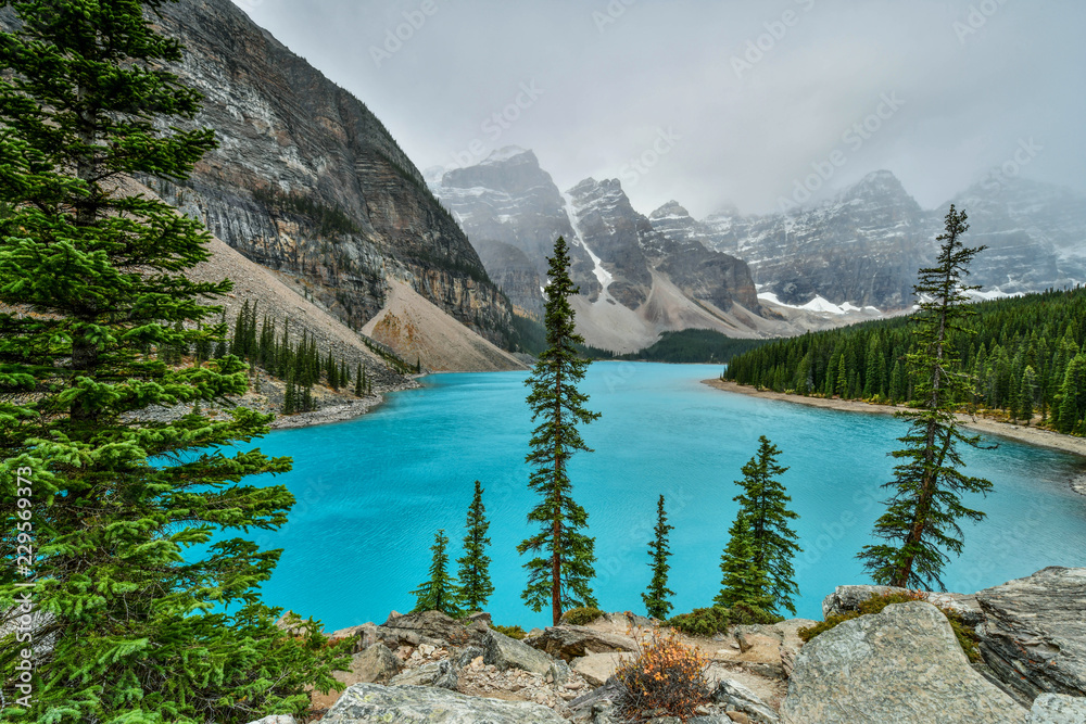 Beautiful turquoise waters of Moraine lake in Banff National Park ...
