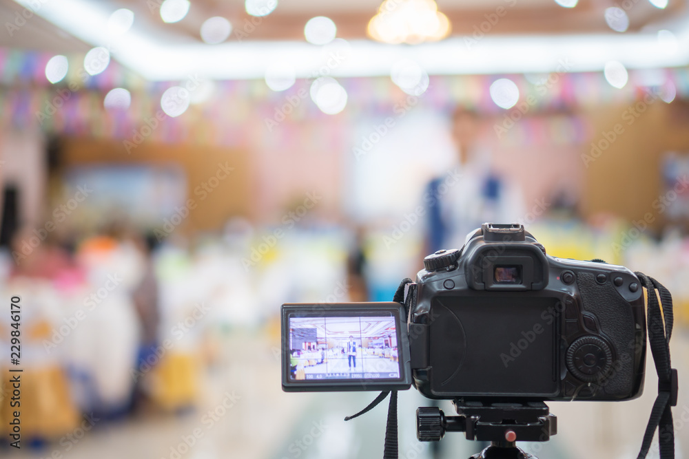 Foto de Reporter on Video camera, camcorder interviews, operator ...