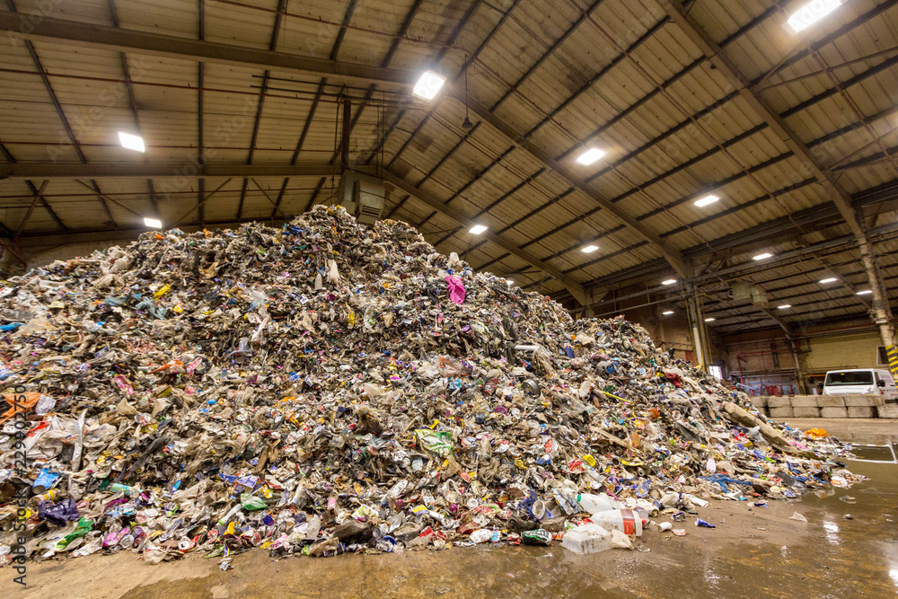 Foto de Residual plastic waste in municiple recycling facility do Stock ...
