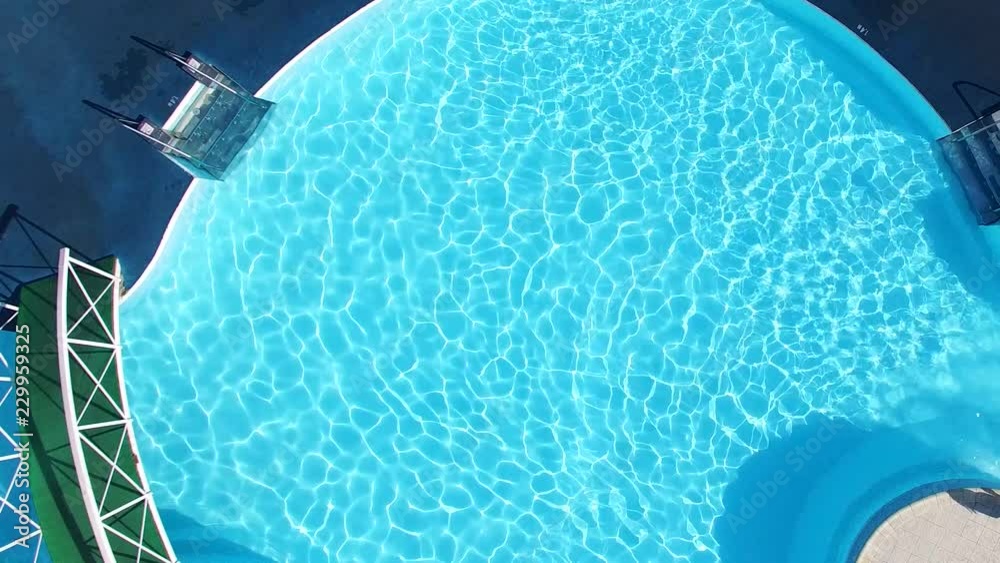 Vidéo Stock Top view of a condo swimming pool with two empty white ...
