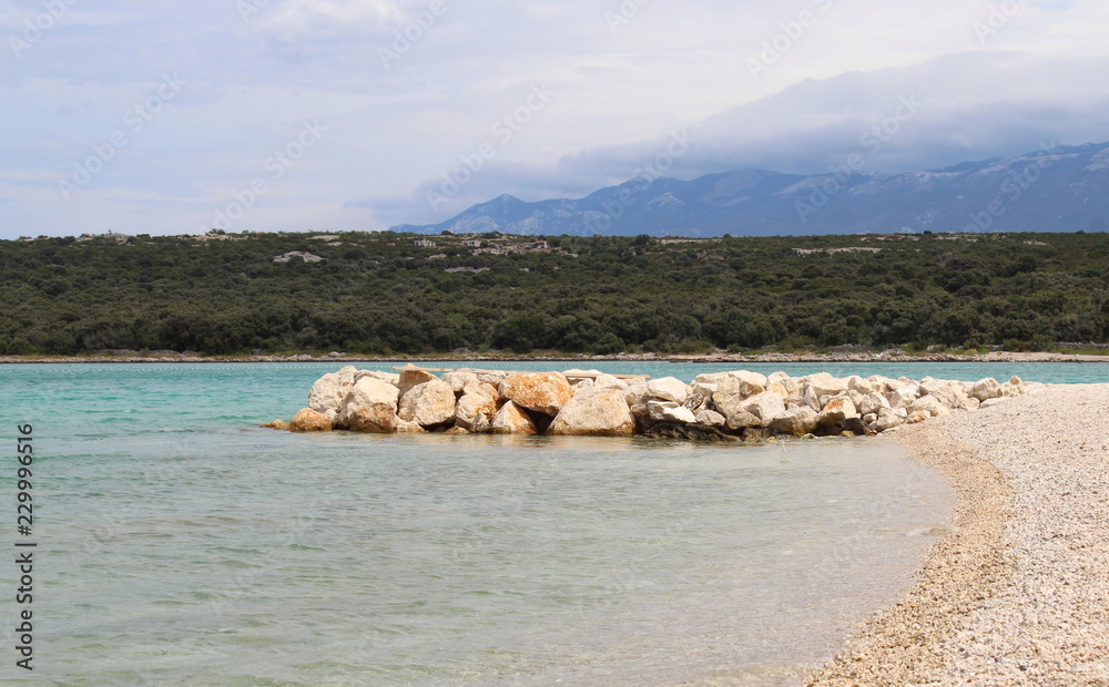 Foto Stock Spiaggia con scogli - vacanze in estate | Adobe Stock