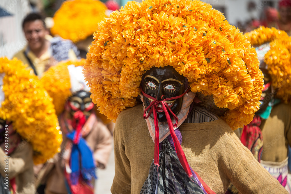 danzantes mexicanos guerrero chichihualco sombreros de flores naranjas ...