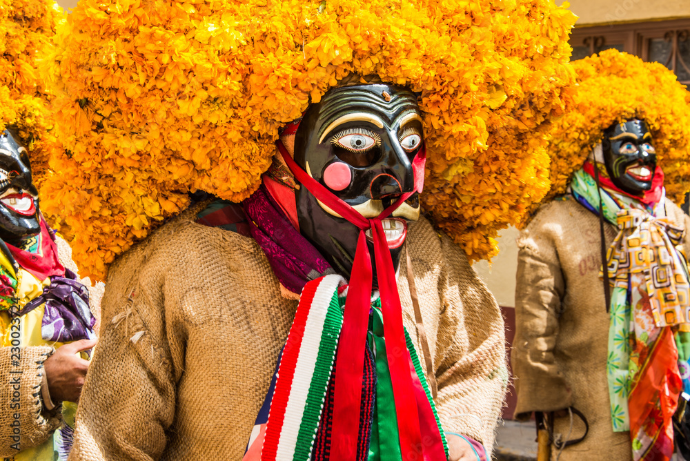 danzantes mexicanos guerrero chichihualco sombreros de flores naranjas ...